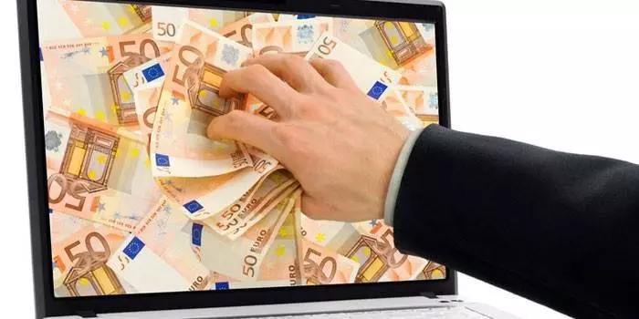 Kartëmonedha në ekranin e laptopit