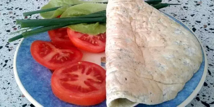 Protein Omelett mat frësche Geméis op enger Platte