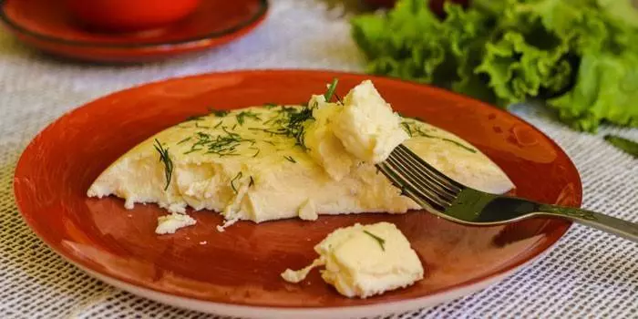 Omelet protein di atas pinggan