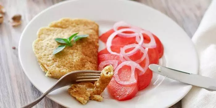 Telur hancur dalam kuali kering dengan salad tomato