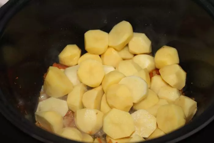 Menambahkan kentang untuk digoreng