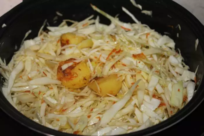 Menambahkan kubis ke kentang, wortel, dan bawang bombay