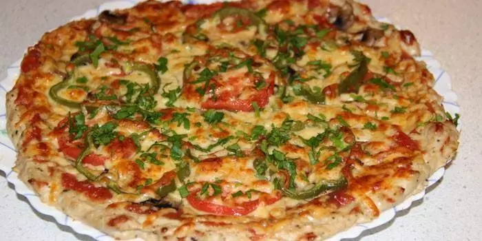 Orea gabeko pizza oilasko lurrazal xehatuan