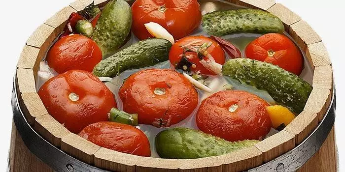 Tomaten, Kohl und Gurken im Fass salzen