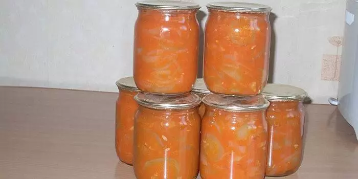Diversaj legomoj en tomata suko