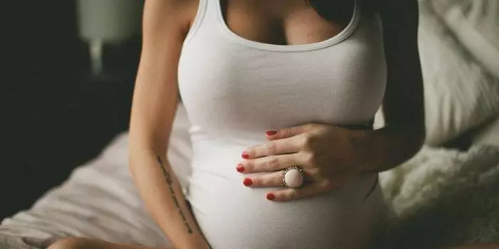 Fată însărcinată