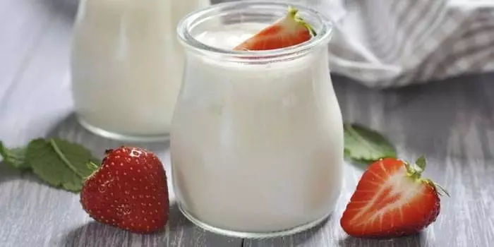 Yoghurt semula jadi dengan strawberi dalam balang