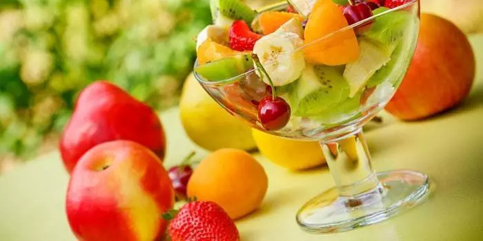 Salad buah dalam mangkuk, buah-buahan dan buah beri