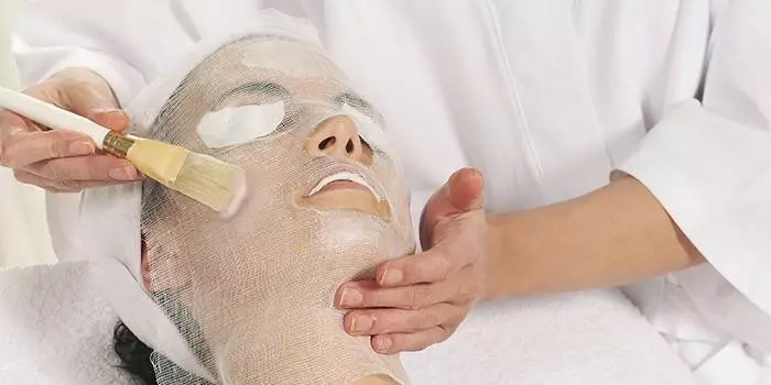 Čišćenje pora lica parafinskom maskom
