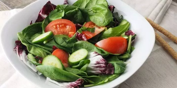 Gulay salad sa isang plato