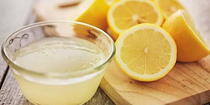 Bir tabakdaky limon suwy we limon ýarym