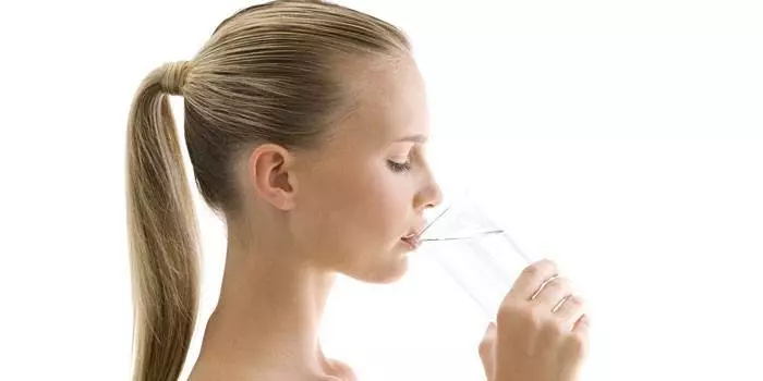 女孩喝水