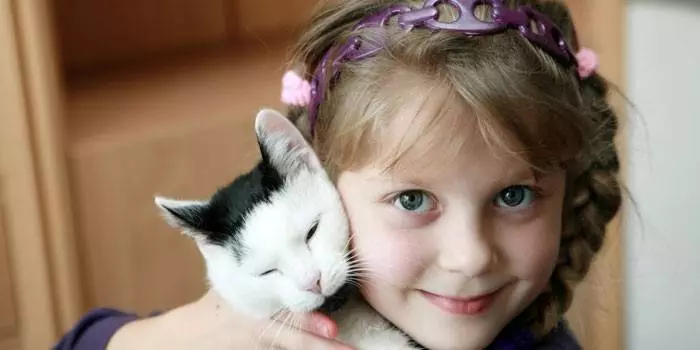 Flicka med en katt