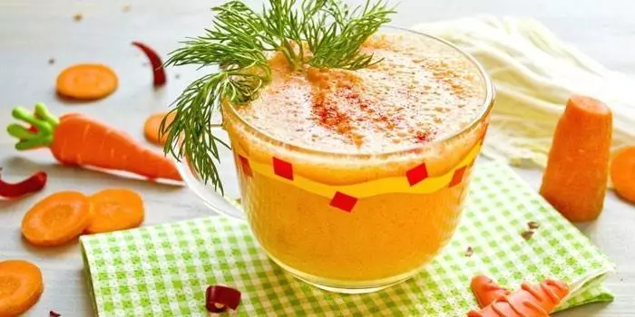 Frullato di carote in un bicchiere