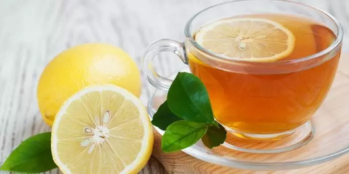 Teh lemon dalam cangkir