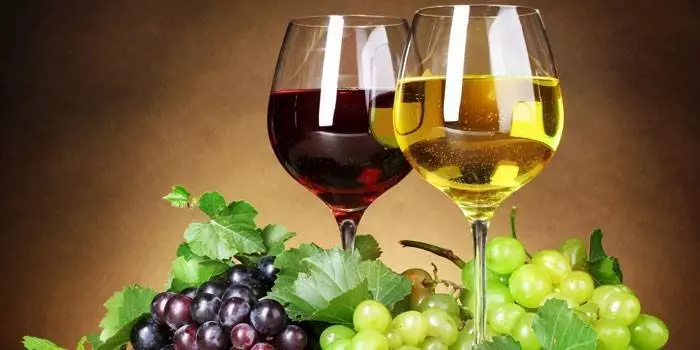 Klaas valget ja punast veini