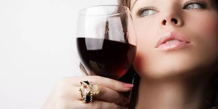 الفتاة مع كأس من النبيذ