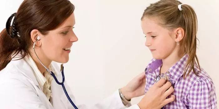 Menina sendo examinada por um médico