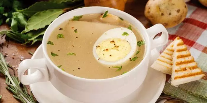 Bouillon d'oeufs Dukan dans une assiette