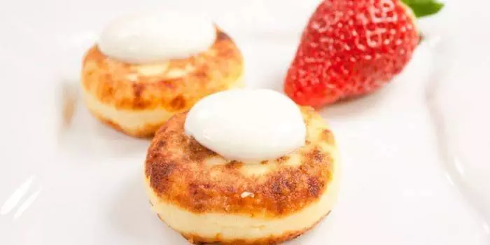 Gâteaux au fromage à la crème sure et aux fraises