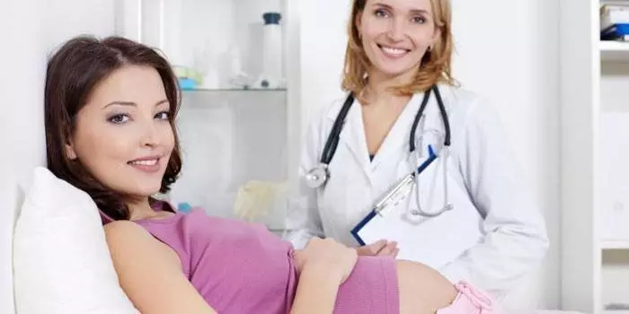 Fille enceinte et docteur