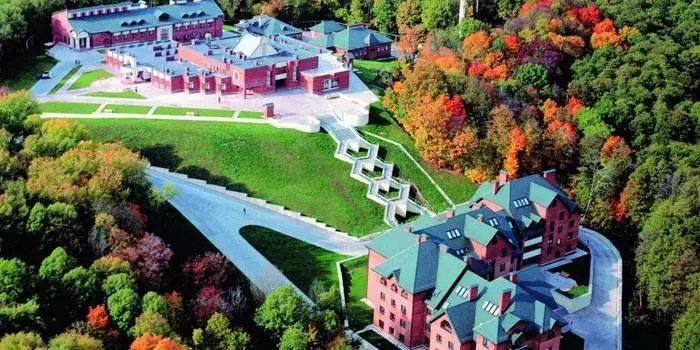 Bovenaanzicht van het Priokskie Dali-sanatorium