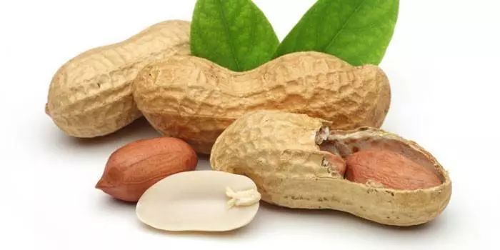 Peanuts in shell and peeled