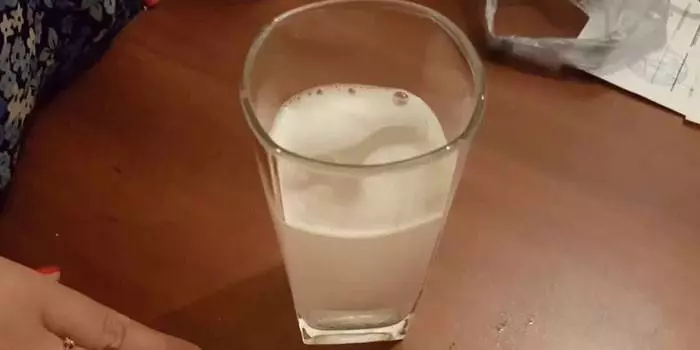 Tableta Eco Slim disuelta en agua en un vaso