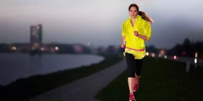 Junge Frau beim Joggen