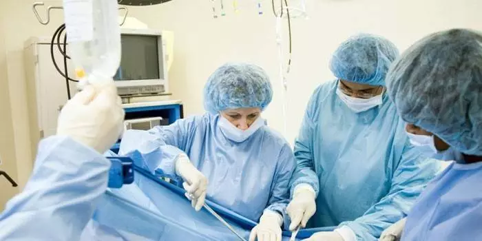 Dokters fiere in operaasje út