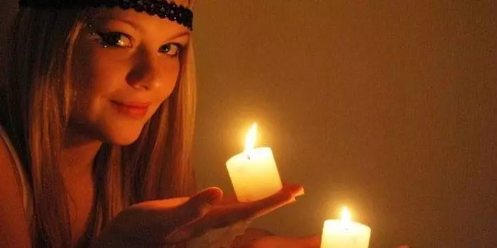Devojka sa svećama u rukama