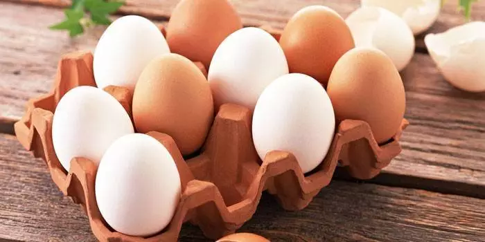 Raw chicken eggs