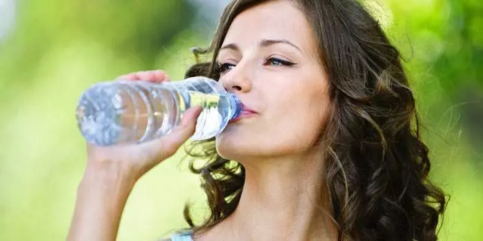 Vajza duke pirë ujë