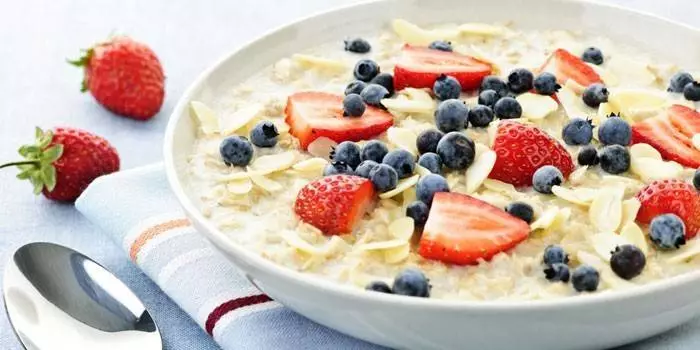 Farina d'avena con frutti di bosco