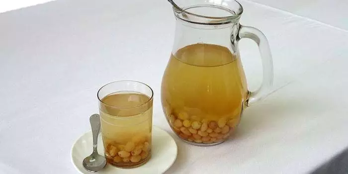 Decoction ti raisins ni a jug ati gilasi