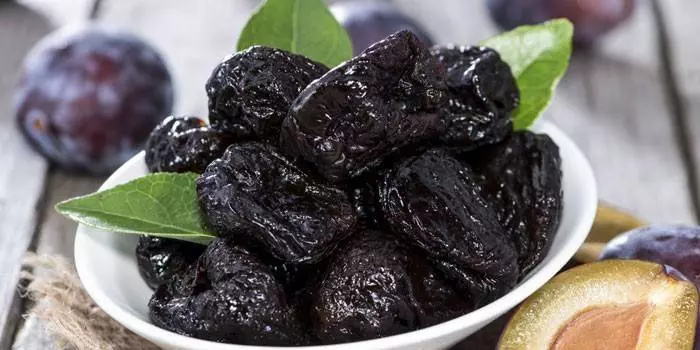 Prunes mu mbale ndi kucha plums