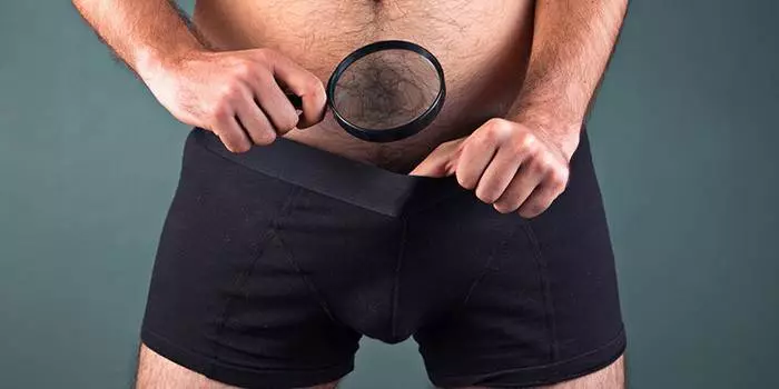 Ang isang lalaking may magnifying glass ay tumingin sa kanyang panty