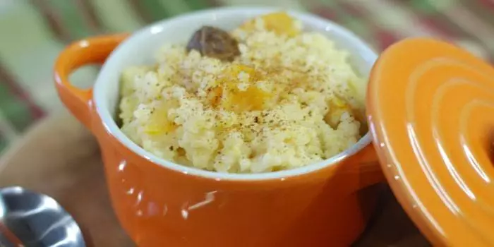 Millet porridge na may pinatuyong mga aprikot at kanela