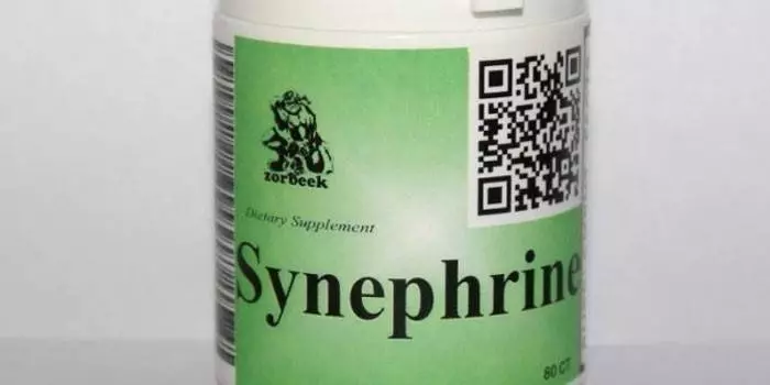Tablety synefrinu ve sklenici