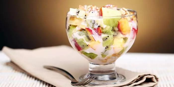 Ensalada de froitas con iogur nun vaso