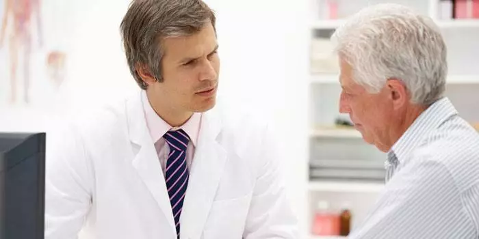 Um homem consultando um médico