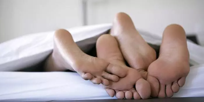 A është e mundur të flini me këmbët tuaja te dera apo jo, merrni parasysh pse