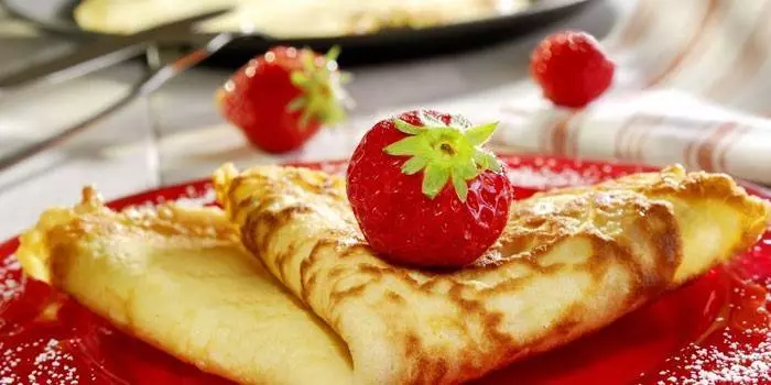 ແປ້ງ Pancake ແລະສະຕໍເບີຣີຢູ່ເທິງຈານ