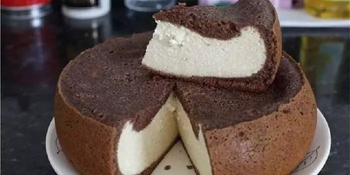 Бісквітний шоколадний пиріг з сирною начинкою