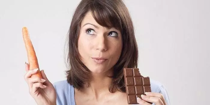 Mujer con zanahoria y chocolate