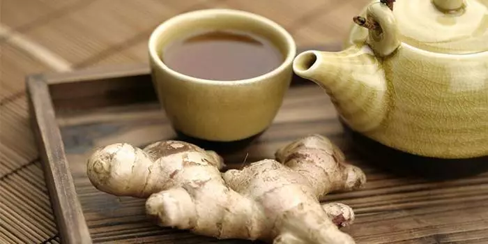 Mukombe, teapot uye ginger patray