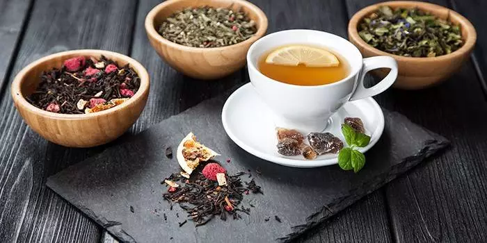 Egy csésze tea és száraz gyógynövények