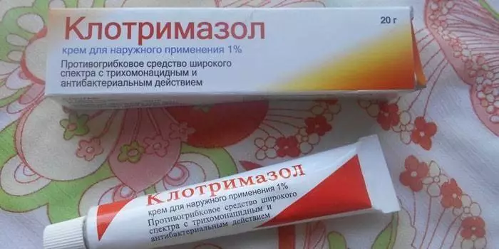 패키지의 Clotrimazole 연고