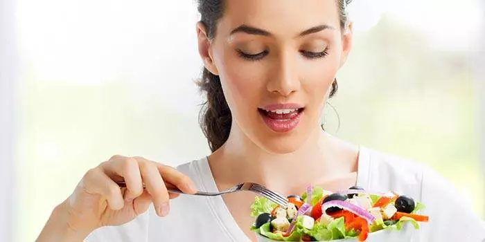 Mädchen isst Salat