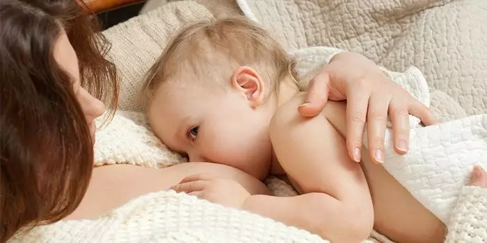 Moteris, maitinanti kūdikį krūtimi